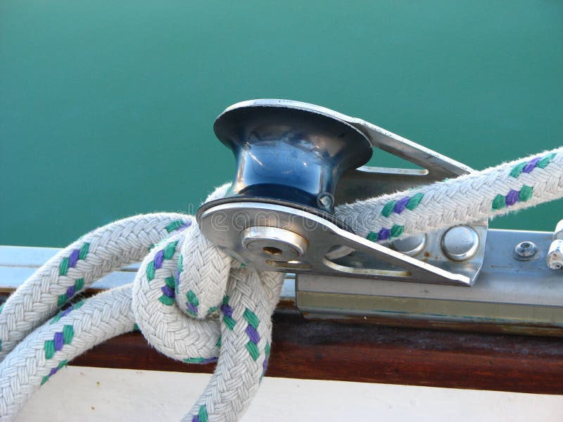 Sistema Del Aparejo Del Velero Que Consiste En Las Poleas Foto de ...
