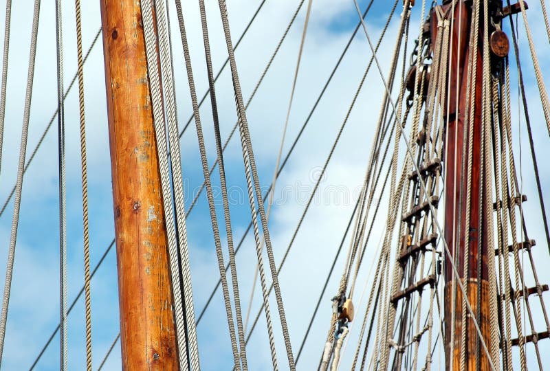 Sistema Del Aparejo Del Velero Que Consiste En Las Poleas Foto de ...
