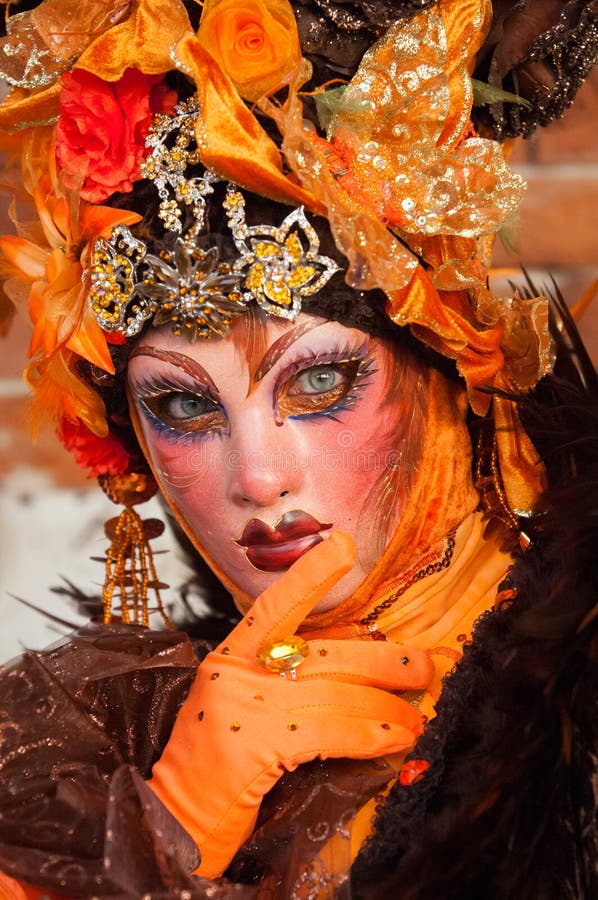 Apelsin Maskerad Kvinnastående Fotografering för Bildbyråer - Bild av ...