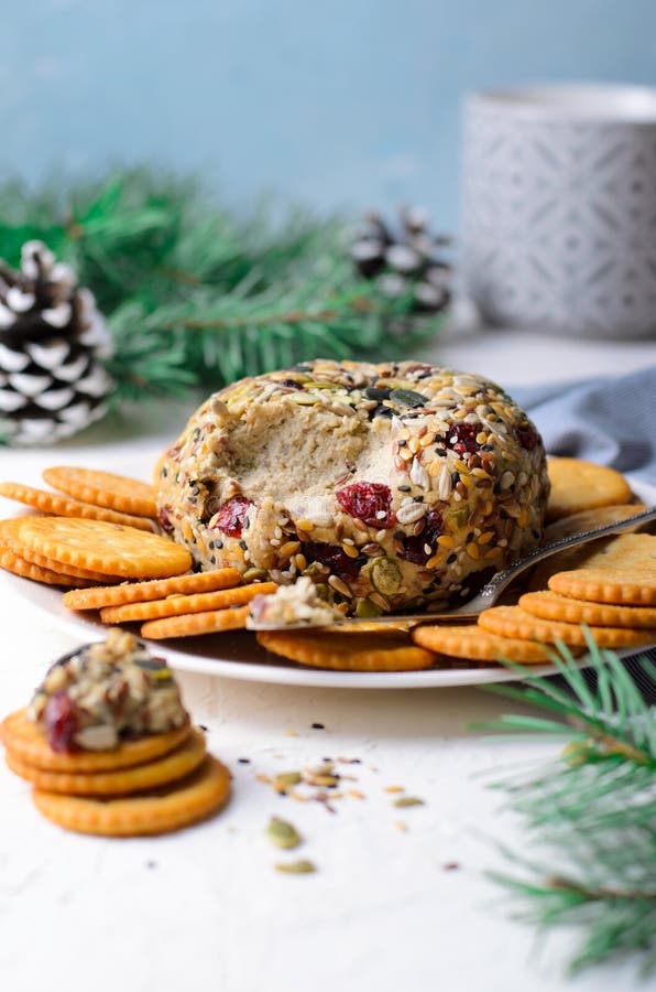 Aperitivo Di Cheeseball Del Vegano Servito Con I Cracker, Hummus ...
