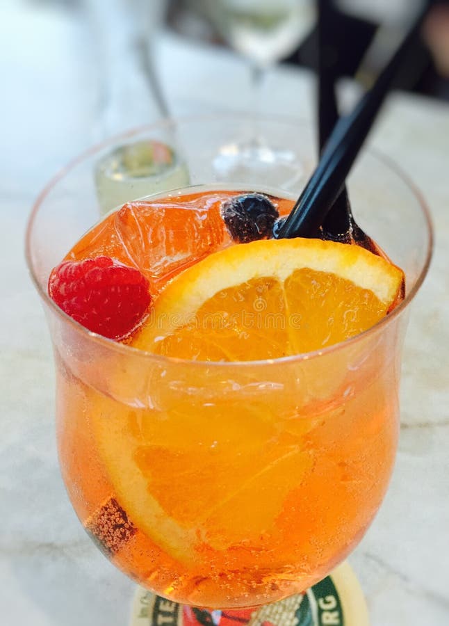 Aperol Spritz La Bebida Del Aperitivo Foto de archivo - Imagen de ...