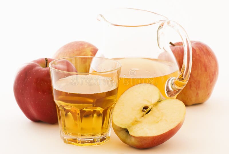 Apfelsaft In Einer Glasflasche Und In Einem Reifen Apfel Stockfoto ...