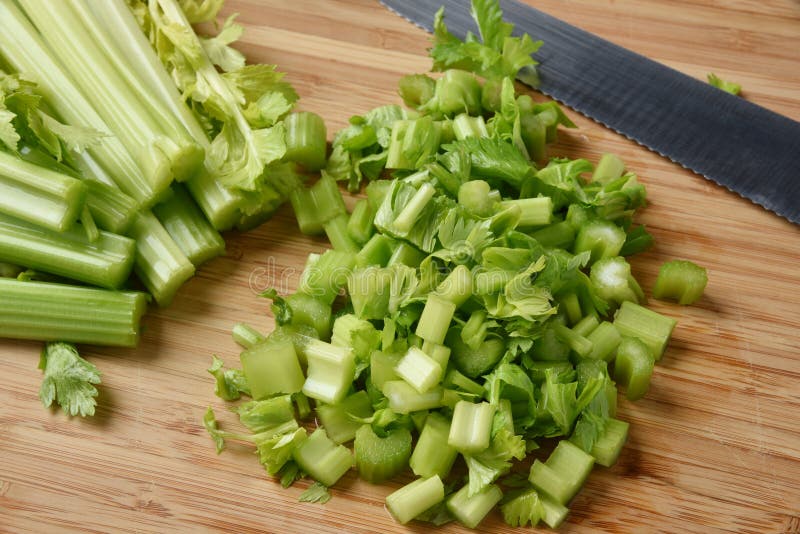 Apio cortado en cuadritos imagen de archivo. Imagen de tarjeta - 27559765