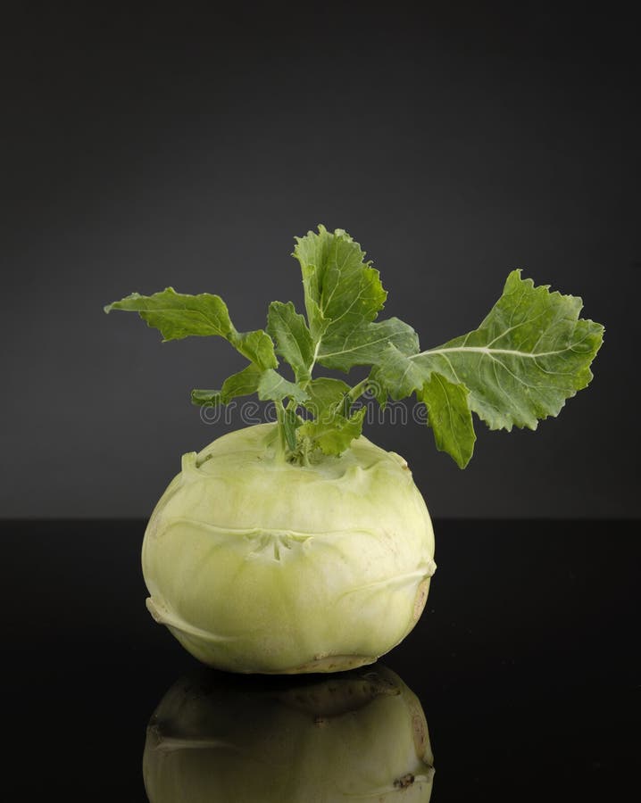 Apio Nabo En Un Fondo Negro Foto de archivo - Imagen de sano, redondo ...