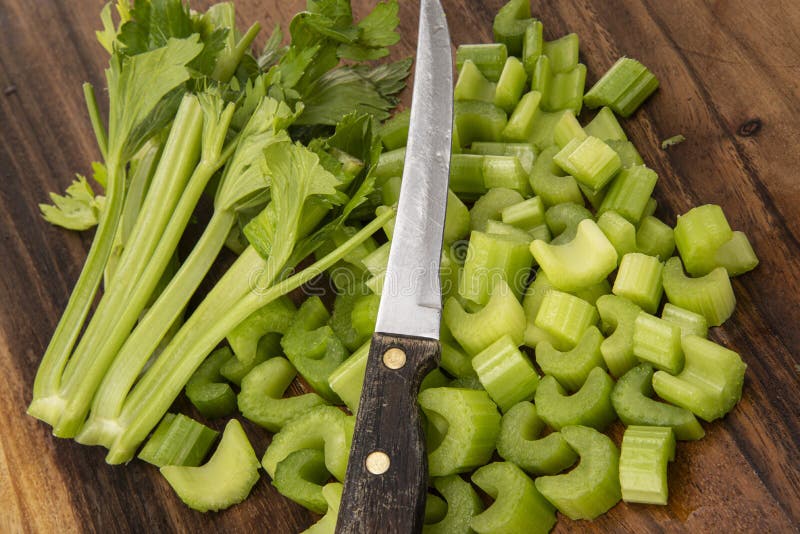 Apio picado imagen de archivo. Imagen de alimentos, bufé - 190185413
