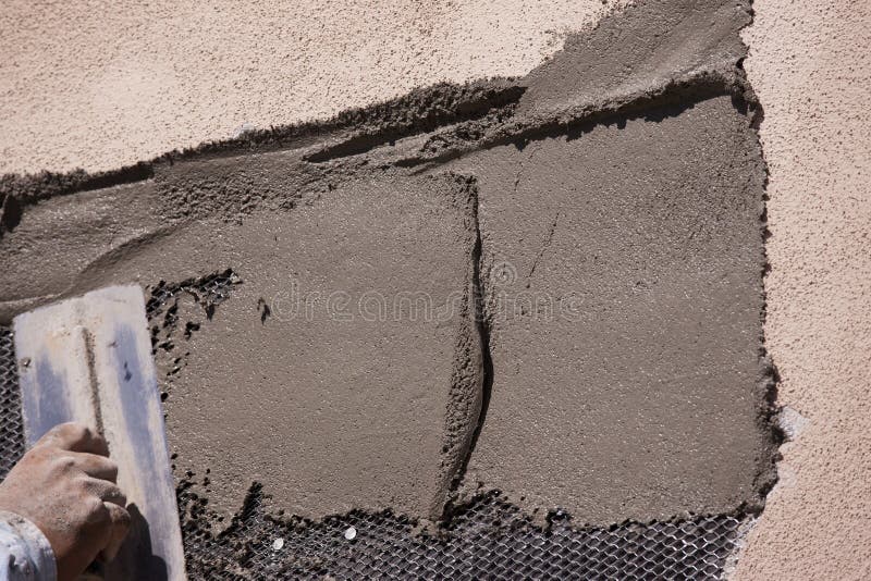 Aplicando o estuque foto de stock. Imagem de aplicar - 14192378