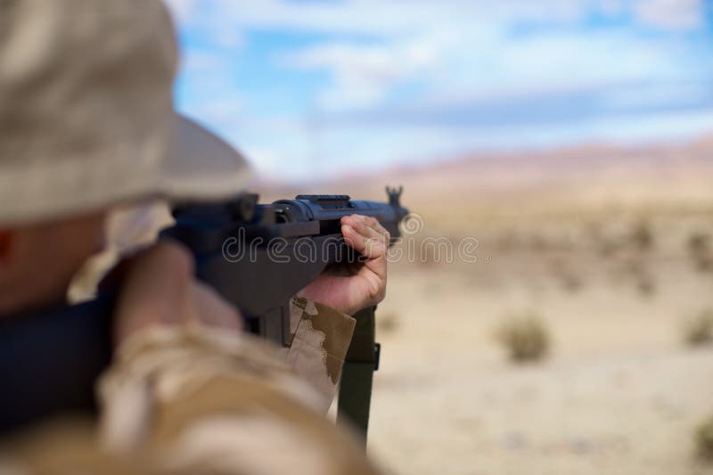 Apontando O Rifle No Deserto Foto de Stock - Imagem de perigo, incêndio ...
