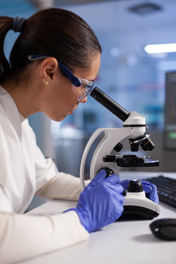 Apotheker Arzt, Der Die DNA-Probe Mit Dem Medizinischen Mikroskop ... Apotheker Arzt, Der Die DNA-Probe Mit Dem Medizinischen Mikroskop ...