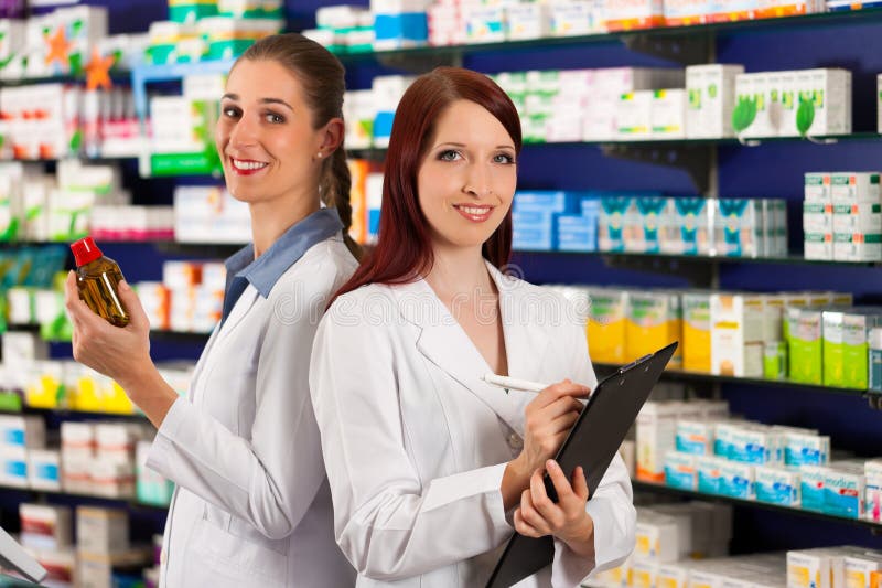 Apotheker Mit Assistenten in Der Apotheke Stockbild - Bild von ...