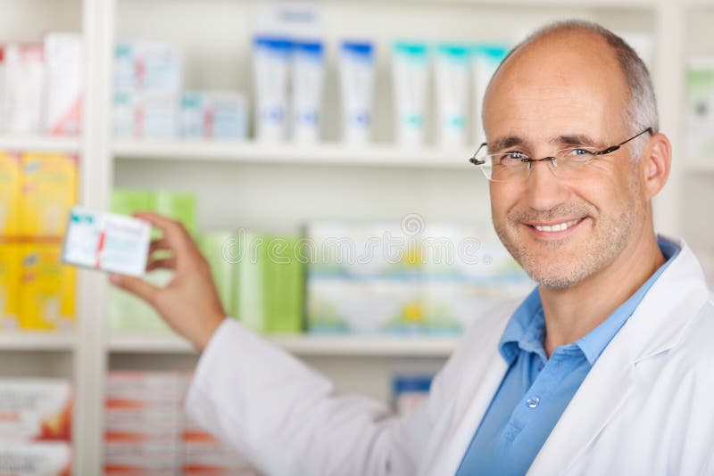 Apotheker-Taking Medicine from-Regal Stockbild - Bild von schauen ...