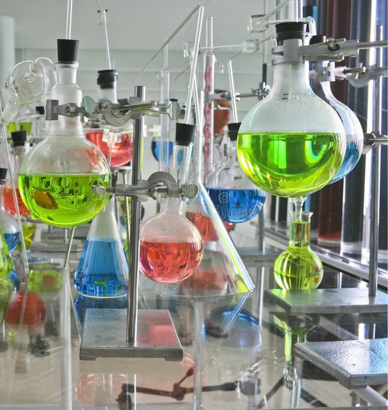 Matériel de laboratoire photo stock. Image du tuyauterie - 17751536