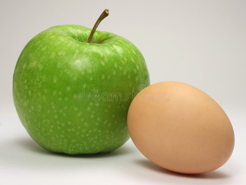 Appel en ei stock afbeelding. Image of groen, bruin, eierschaal - 16839583