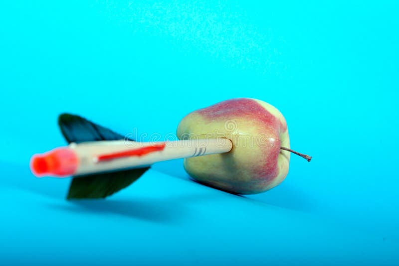 Appel met pijl stock foto. Image of symbool, vers, voedsel - 1638386