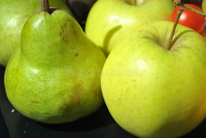 Appel en peer stock afbeelding. Afbeelding bestaande uit sinaasappel ...