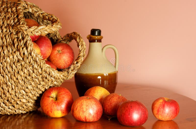 Appelen en kruik cider stock afbeelding. Image of rood - 22062897