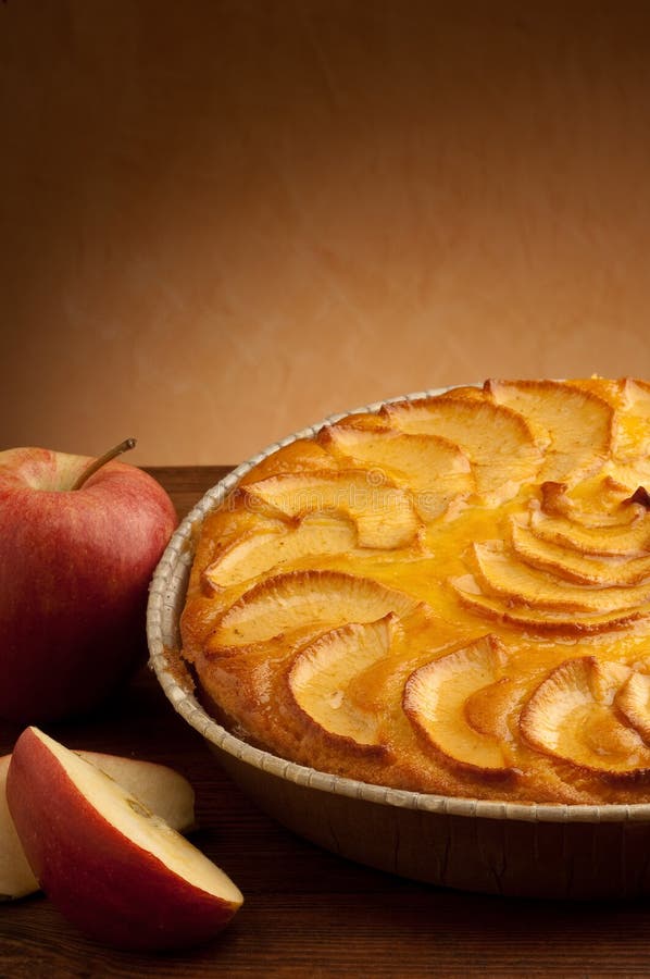 Appeltaart Met Een Plak Appel Er Bovenop Stock Afbeelding - Image of ...