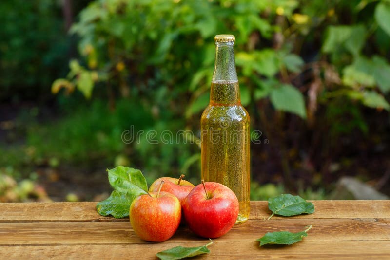 Apple-cider En Verse Appelen Stock Afbeelding - Image of glas, alcohol ...