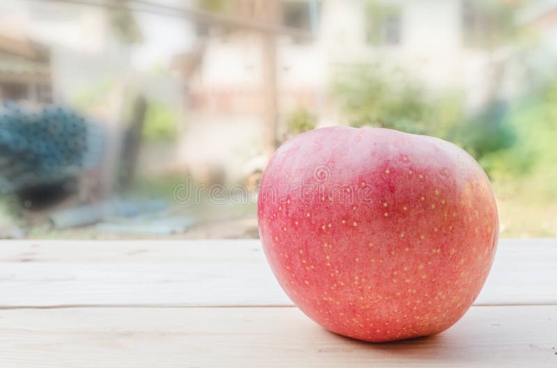 Apple Colocou Em Uma Tabela De Madeira Imagem de Stock - Imagem de ...