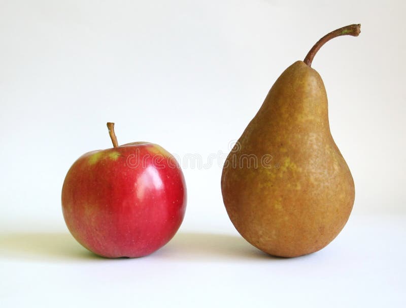 Apple e pera no branco imagem de stock. Imagem de maduro - 76890013