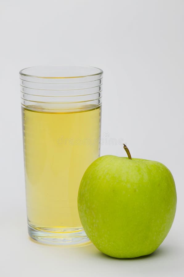 Apple e succo di mele fotografia stock. Immagine di navale - 124621942