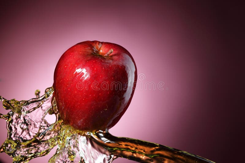 Apple en jus image stock. Image du propre, éclaboussure - 20013151