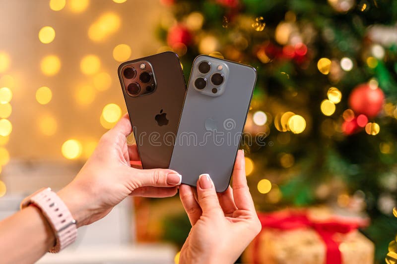 Apple IPhone Pro Models in Hand Editorial Image - Image of focus, gift ...