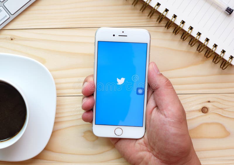 Apple IPhone 6s Open Twitter Application Editorial Photo - Image of ...