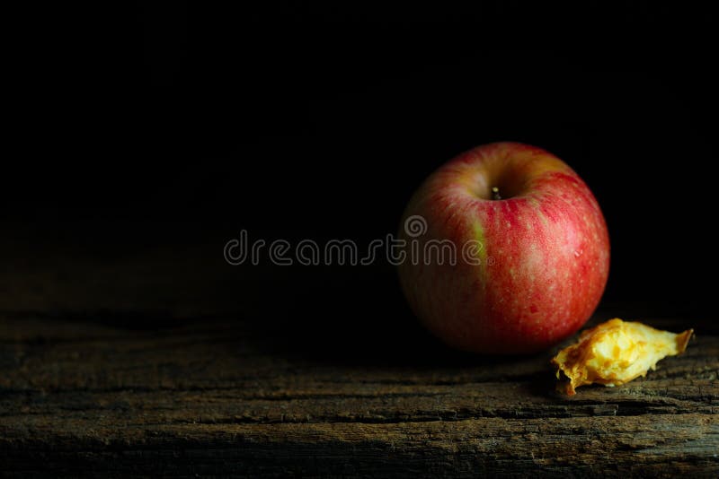 Apple Na Placa De Madeira Com Estilo E Fundo Temperamentais E Escuros ...