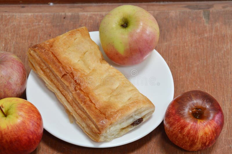 Apple Pie and Fresh Apple on Dish Stock Photo - Image of crispy, sweet ...