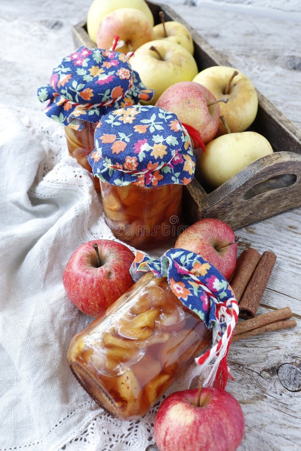 Apple-plakken In Stroop Met Kaneel Stock Foto - Afbeelding bestaande ...