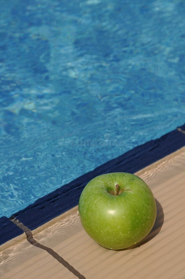 Apple am Pool stockfoto. Bild von nähren, erfolg, grün - 16015858