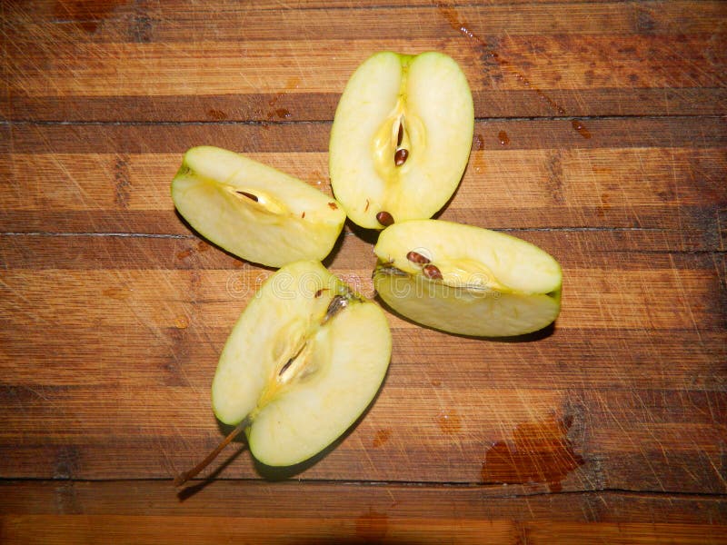 Roter Apfel Geschnitten Auf Teile Stockbild - Bild von kreis, element ...