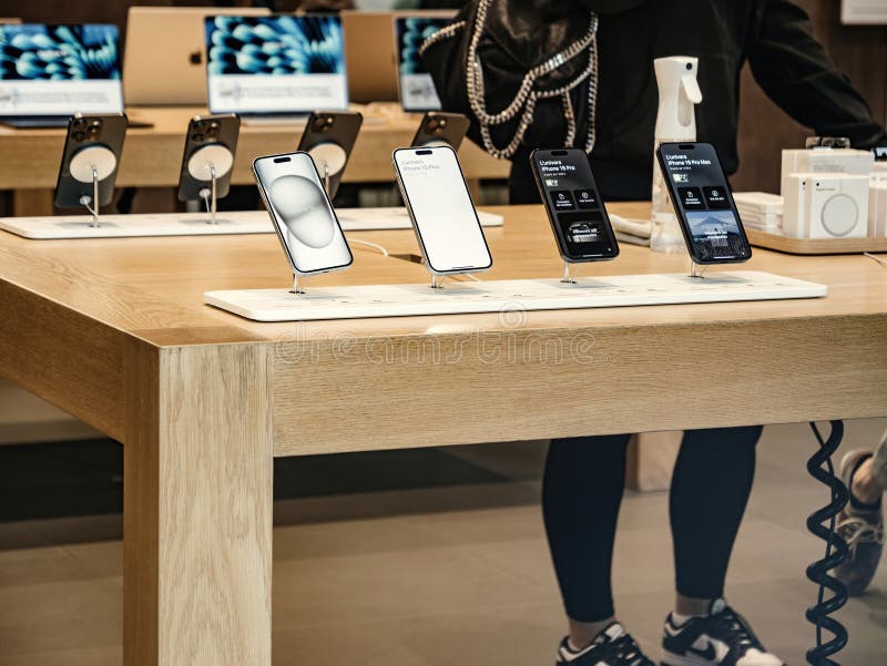 Apple Store Buzz, Iphone 15 Pro Launch Editorial Photo - Image of ...