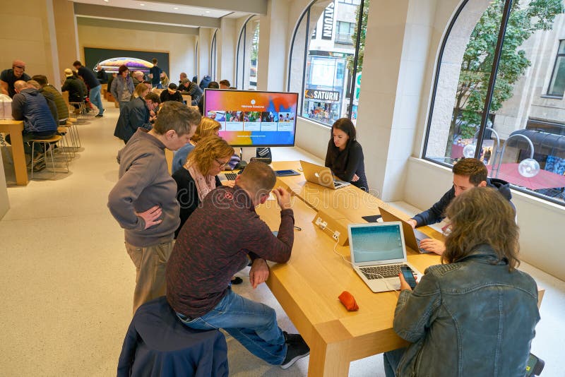 Apple store editorial photo. Image of people, group - 158298051