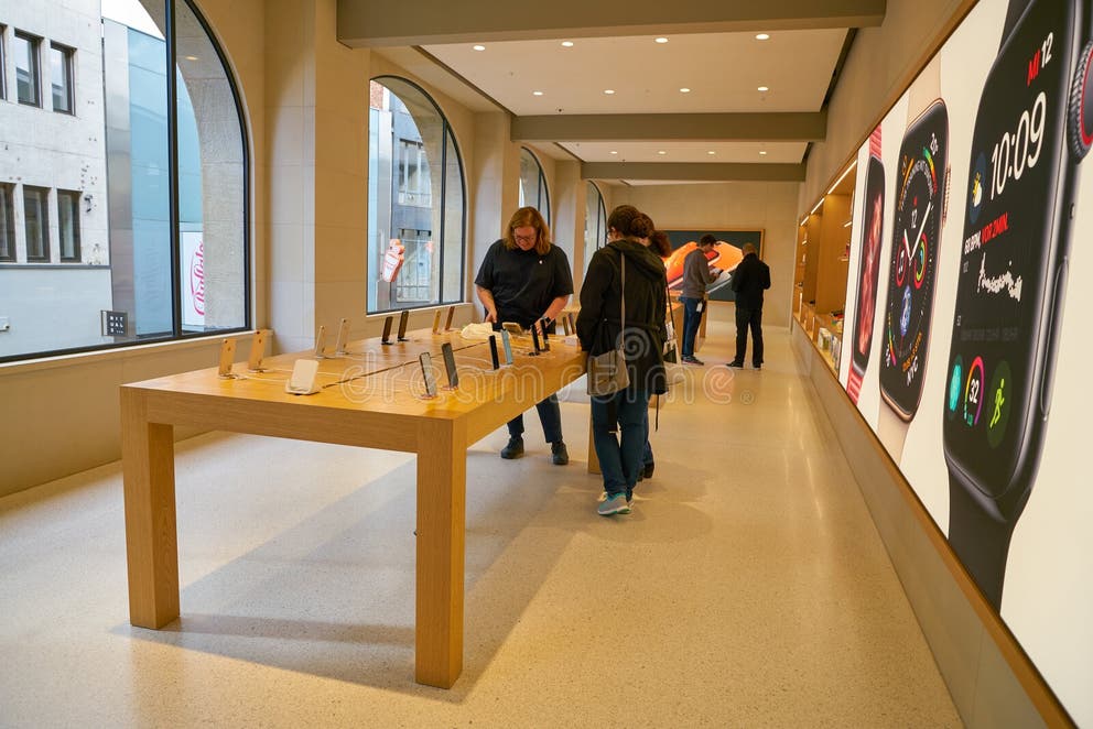 Apple store editorial stock image. Image of phone, business - 158298064