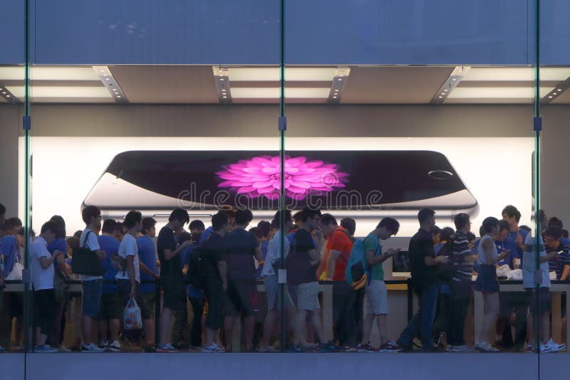 Apple Store Display editorial image. Image of people - 22145475