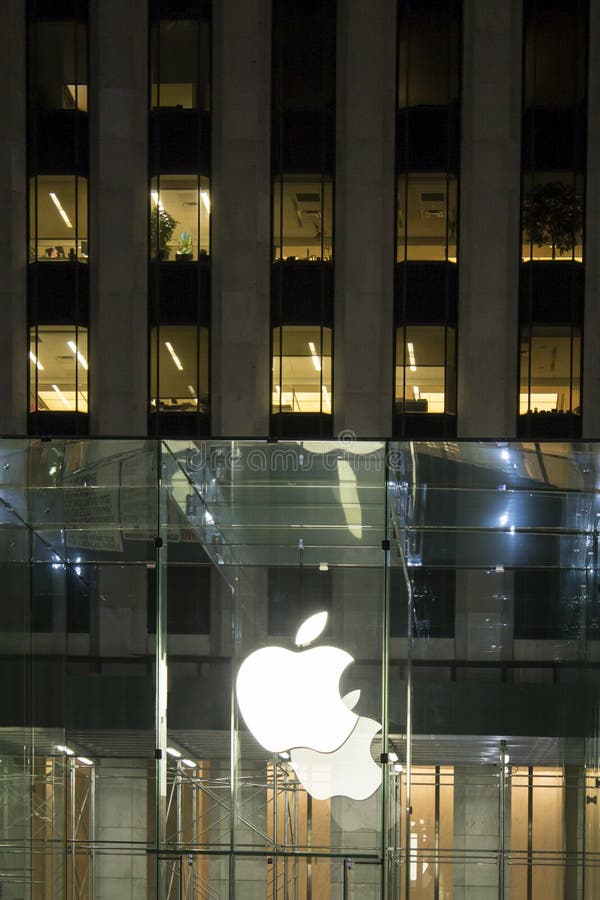 Apple Store Portrait editorial photography. Image of itouch - 60311237