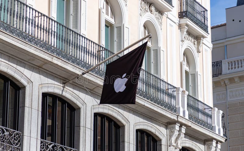 Apple Store Puerta del Sol editorial image. Image of balcony - 247642430