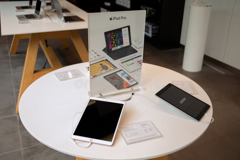 Apple Store Retail Stores Dealing IPhone X and IPad Pro Editorial ...