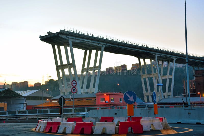 Appoggio Del Ponte Di Morandi Dalla Costa Ovest Immagine Stock ...