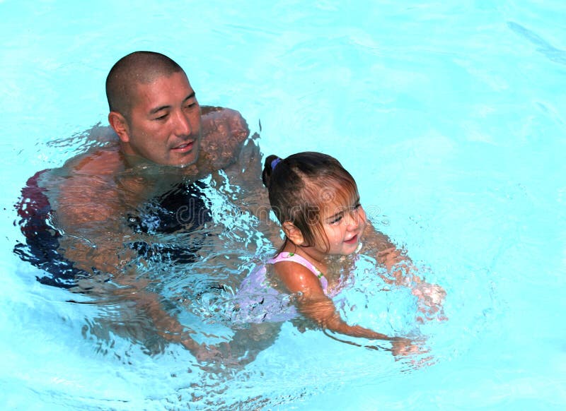 Apprentissage pour nager image stock. Image du bain, été - 957599