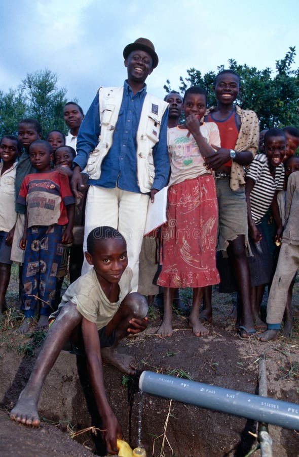 Approvisionnement En Eau Au Rwanda Photo éditorial - Image du ...