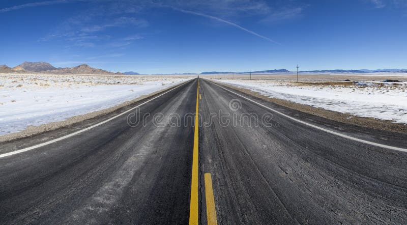Apra La Strada Dell'inverno Fotografia Stock - Immagine di nevada ...