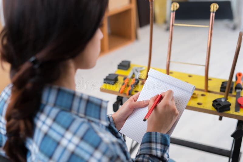 Aprendiz Anotando O Que Ela Observa Imagem de Stock - Imagem de ...