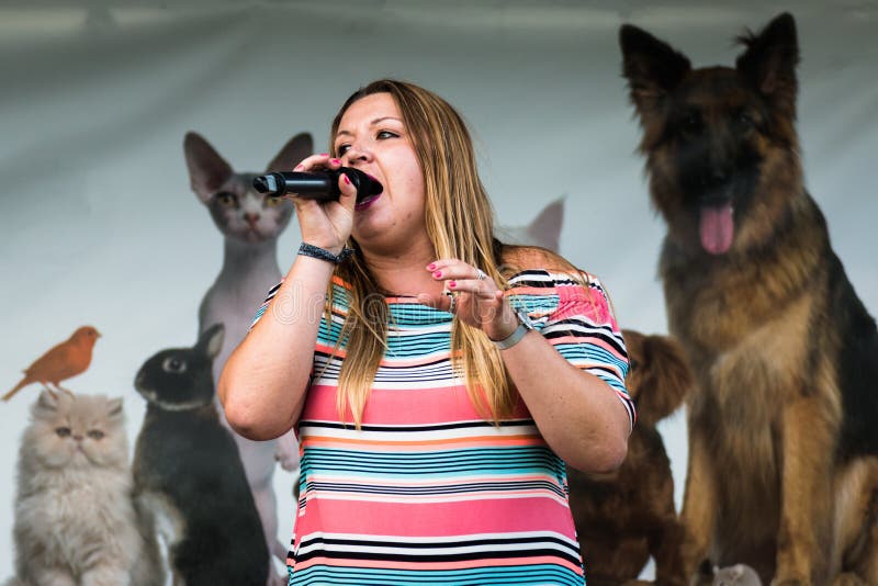 April Davies Solo Singer imagen editorial. Imagen de festival - 94989565