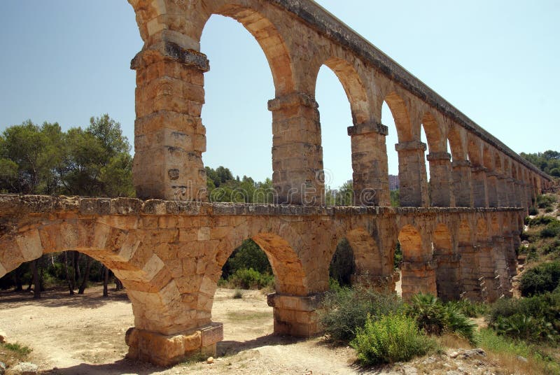 Aqueduc 2 Photos Stock - Téléchargez 16,232 Photos libres de droits
