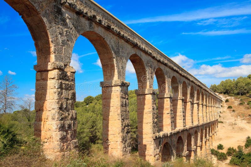 Aqueduc image stock. Image du architecture, monument - 31585995