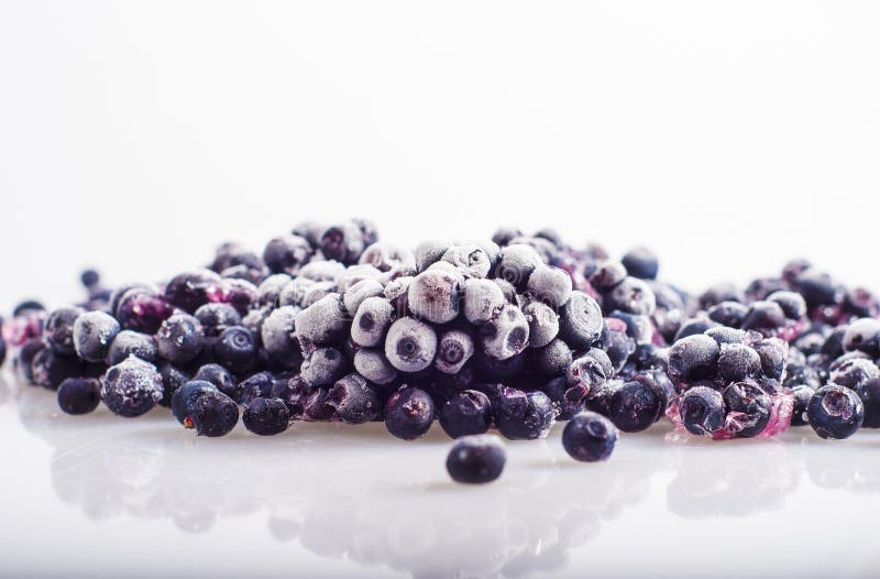 Arándanos Congelados En El Fondo De La Baya De Nieve Foto de archivo ...