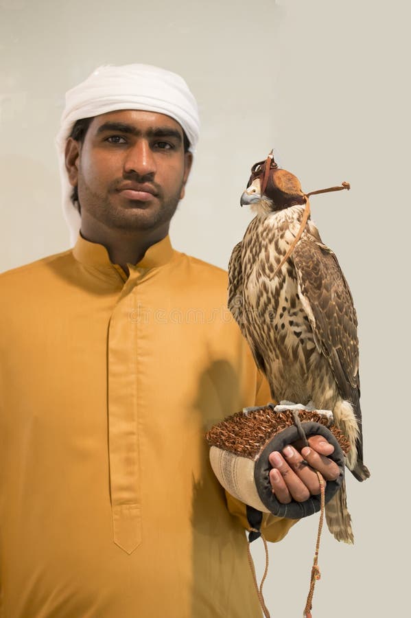 Falkner Mit Einem Falken in Einer Wüste Nahe Dubai Redaktionelles Bild ...