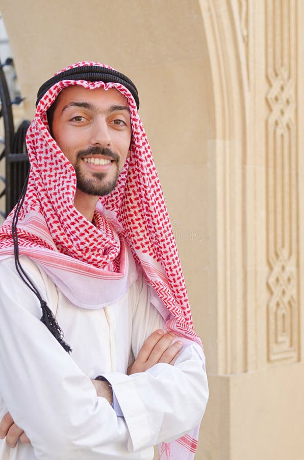 Arabier Op Straat in De Zomer Stock Foto - Image of robijnen, hoofddoek ...